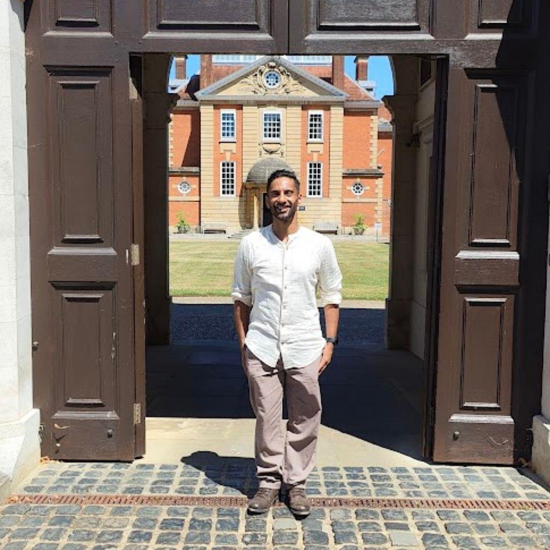 LMH Alumnus Bobby Seagull Awarded MBE for Services to Public Libraries ...